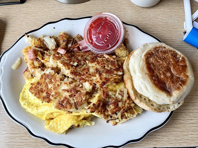Hash brown heaven! This golden-crusted omelet is like a warm hug for your stomach. Comfort food that puts the 'good' in 'good morning'.