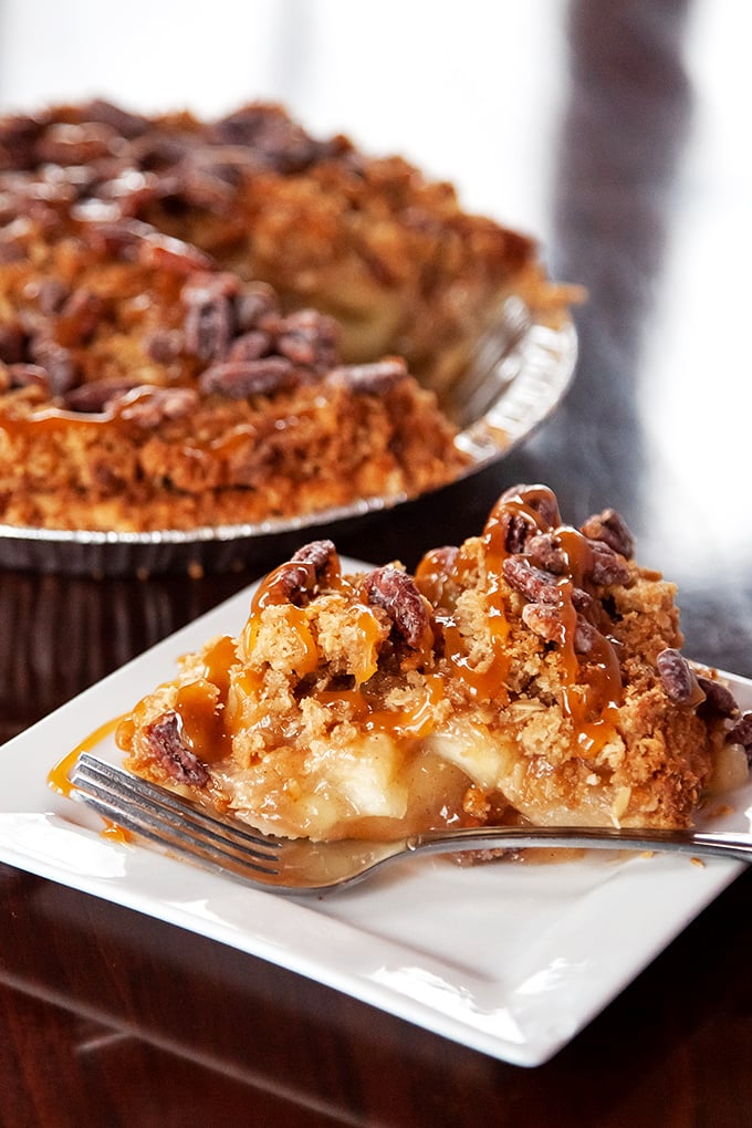 Holy apple-ocalypse! This caramel apple pecan pie looks like autumn had a party and invited all its tastiest friends. Resistance is futile.