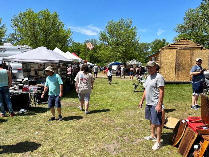 Sunday morning at Shady Hollow: where strangers become friends over shared discoveries and the universal language of "good find!"