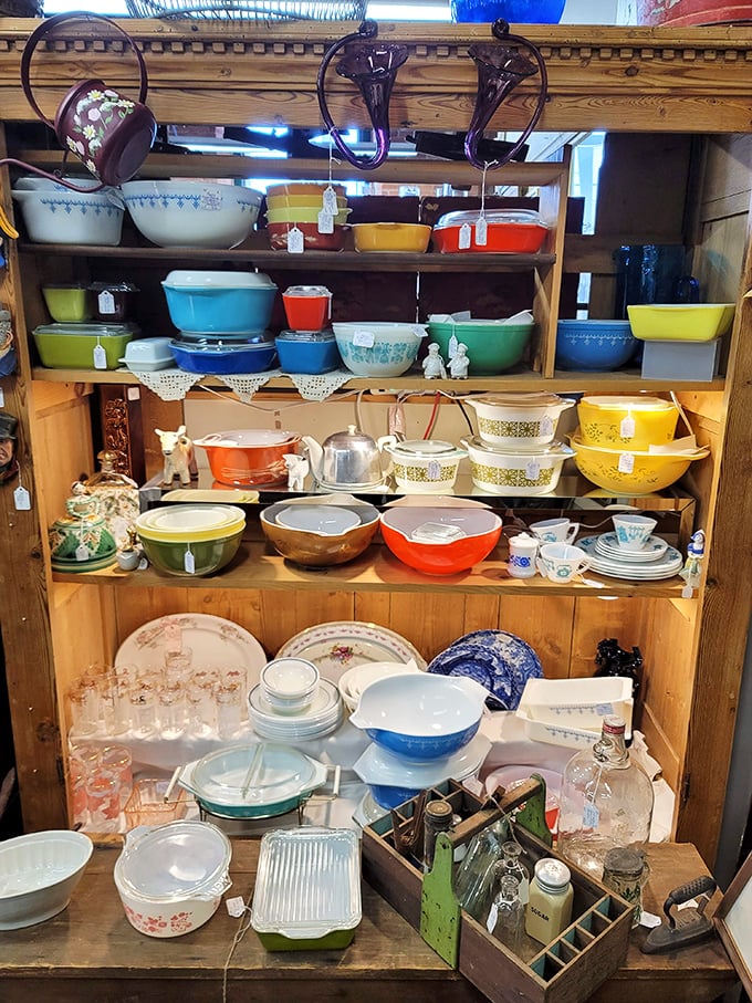 A rainbow of retro! These vintage bowls and dishes are ready to jazz up your kitchen like it's 1955 all over again. Who knew Grandma's cookware could be so groovy?