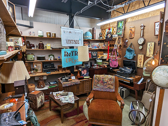 Retro paradise or decorator's fever dream? This booth is a groovy collision of mid-century modern and eclectic charm that would make Austin Powers feel right at home.