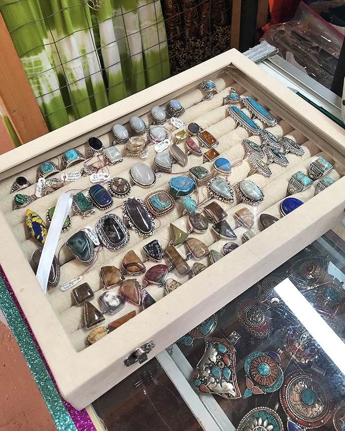 Rings, rings everywhere! This tray is like a treasure chest for your fingers, with enough bling to make a pirate jealous.