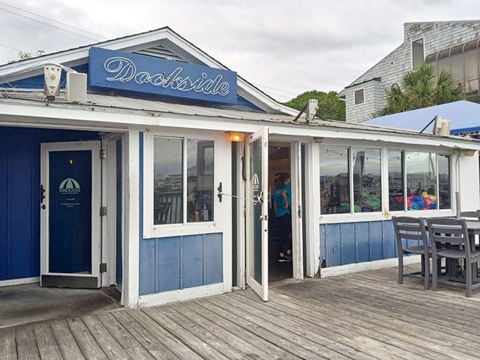 Dockside Restaurant: So close to the water, you might need flippers! Enjoy front-row seats to nature's aquatic ballet while savoring coastal flavors.
