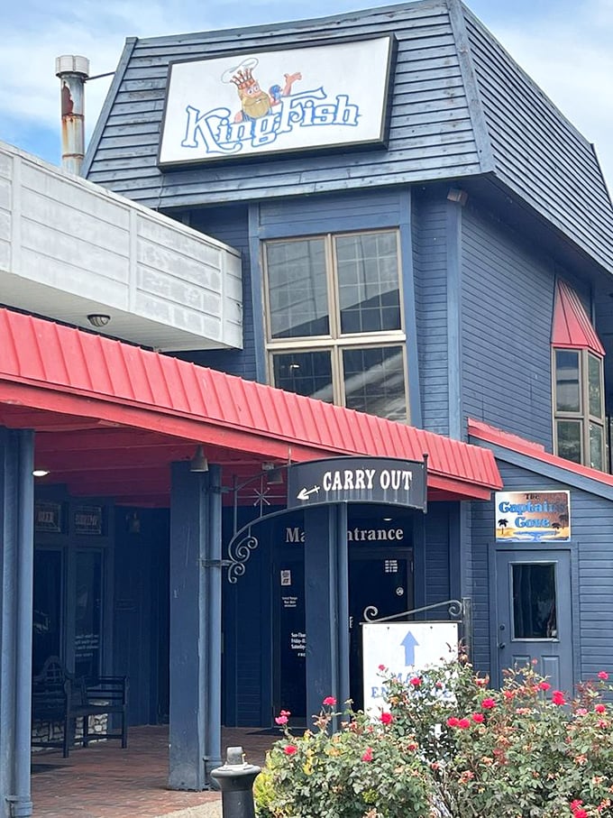 Kingfish's outdoor seating is a seafood lover's playground. Grab a table, soak up the sun, and dive into flavor!