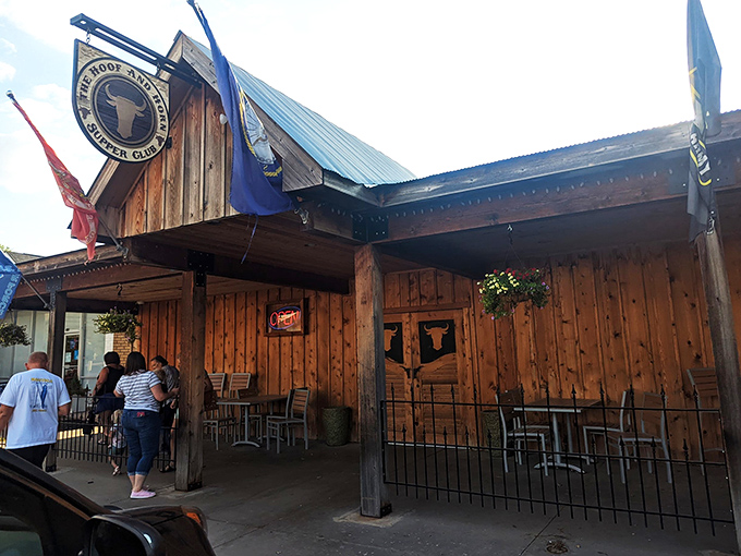 Part barn, part steakhouse, all delicious. Cy's Hoof & Horn is where comfort food meets country chic.