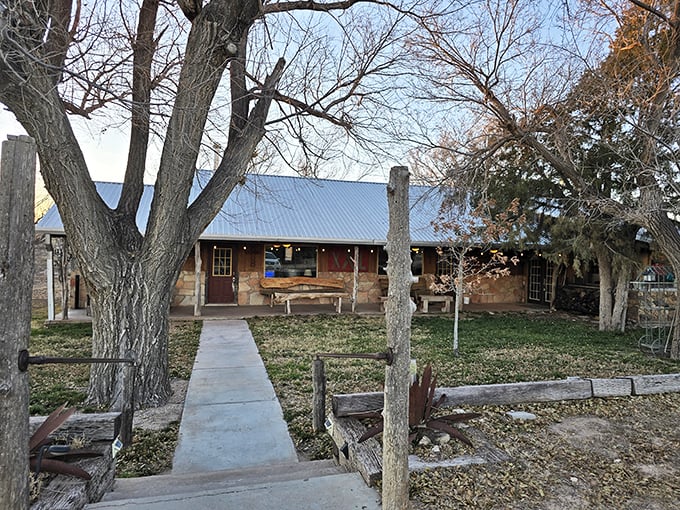 Part barn, part flavor factory. The Double XXL serves up steaks that'll make you want to send a thank-you note to the cow.