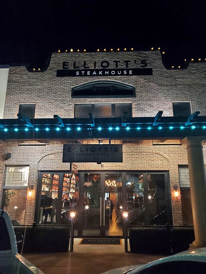 Night or day, Elliott's stands ready to satisfy your carnivorous cravings. It's steak o'clock somewhere, right?