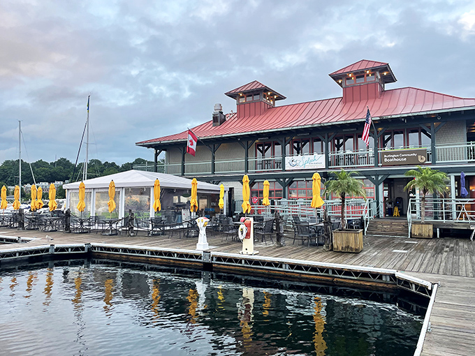 Dining on the edge &ndash; literally! Splash serves up seafood with a side of breathtaking scenery. Don't forget your camera!