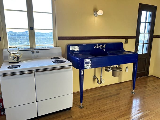 Retro chic meets desert dwelling. This kitchen's got more character than a Coen Brothers film set in the Wild West.