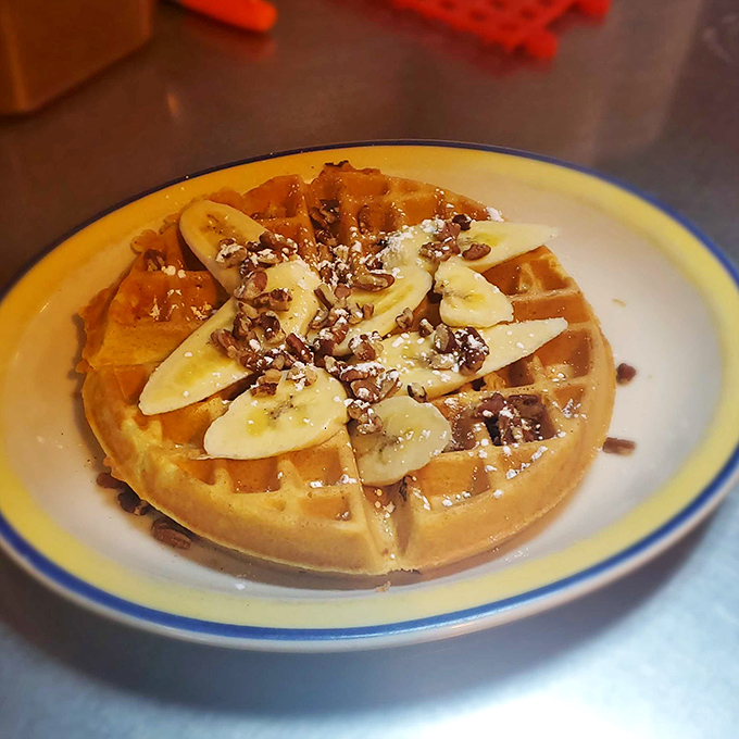 Bananas for waffles? This golden disc, crowned with fruit and nuts, is proof that sometimes the simplest combos make the tastiest treasures. A bite of pure, syrupy bliss!