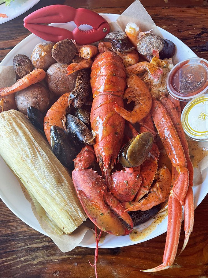 Behold, the seafood lover's dream team! This steamer pot is like an all-star lineup of ocean MVPs.