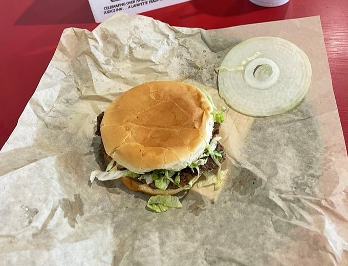 Simplicity at its finest! This classic hamburger proves that sometimes, less really is more (except when it comes to napkins).