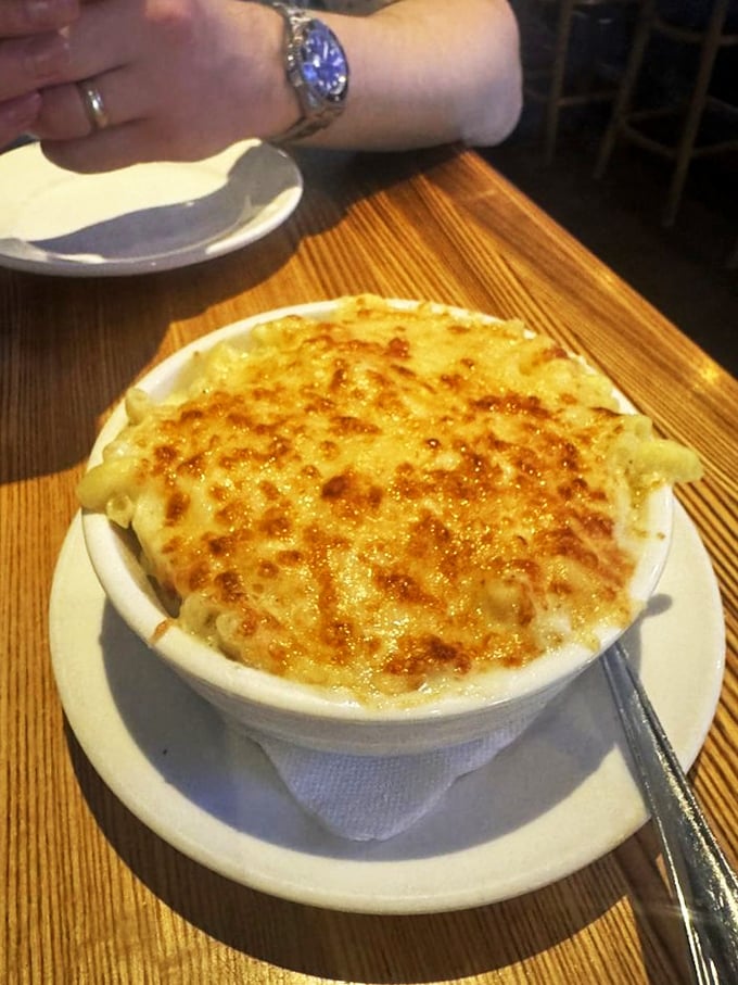 A properly executed mac and cheese should maintain structural integrity while delivering maximum melt factor. Mission accomplished, Pint & Cork!