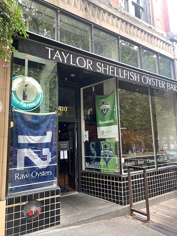 Taylor Shellfish Oyster Bar: Shuck yeah! This oyster oasis is where bivalves go to show off. It's a pearl of a place!