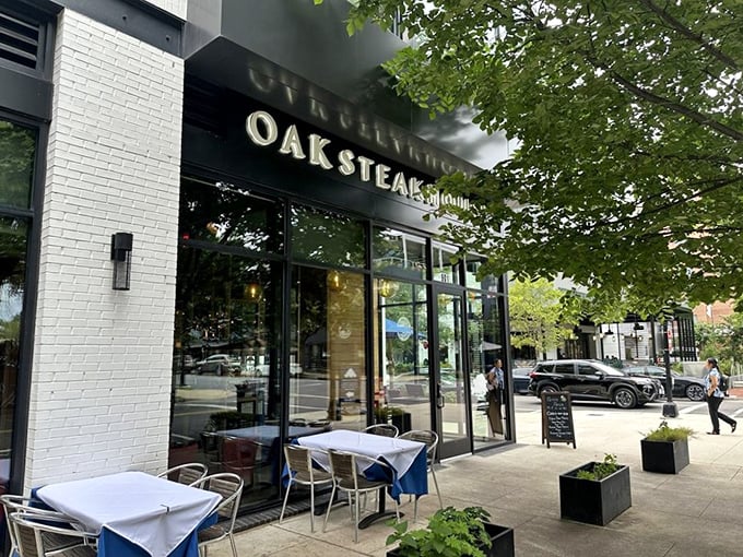 City sophistication meets primal satisfaction. At Oak, every meal is a special occasion &ndash; even if it's just Tuesday!