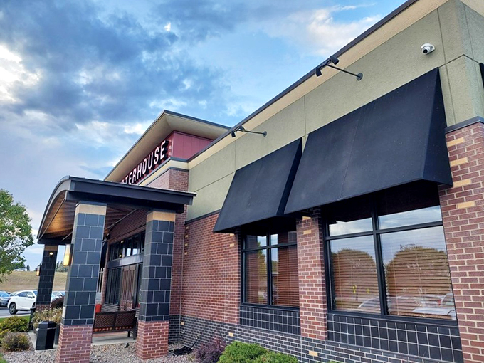 Warm lights, cool nights &ndash; PORTERHOUSE serves up comfort with a side of class. Your taste buds will thank you later.