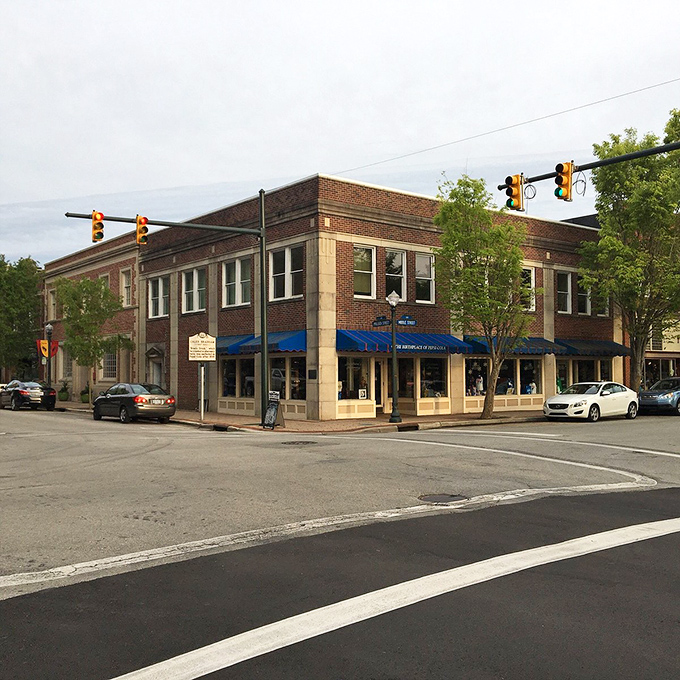 Pepsi's birthplace: where fizzy dreams come true! This corner shop sparked a cola revolution that's still popping today.