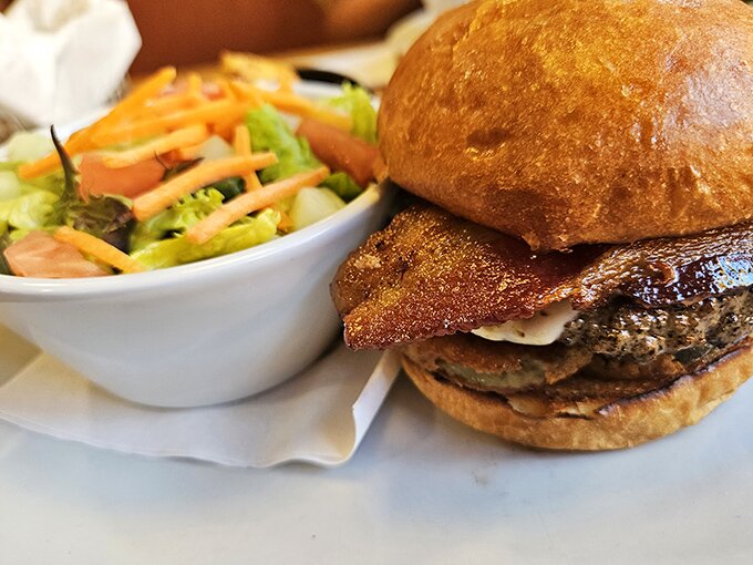 Who said you can't have it all? This plate is bringing sexy back to diner food. That bacon cheeseburger is ready for its close-up!