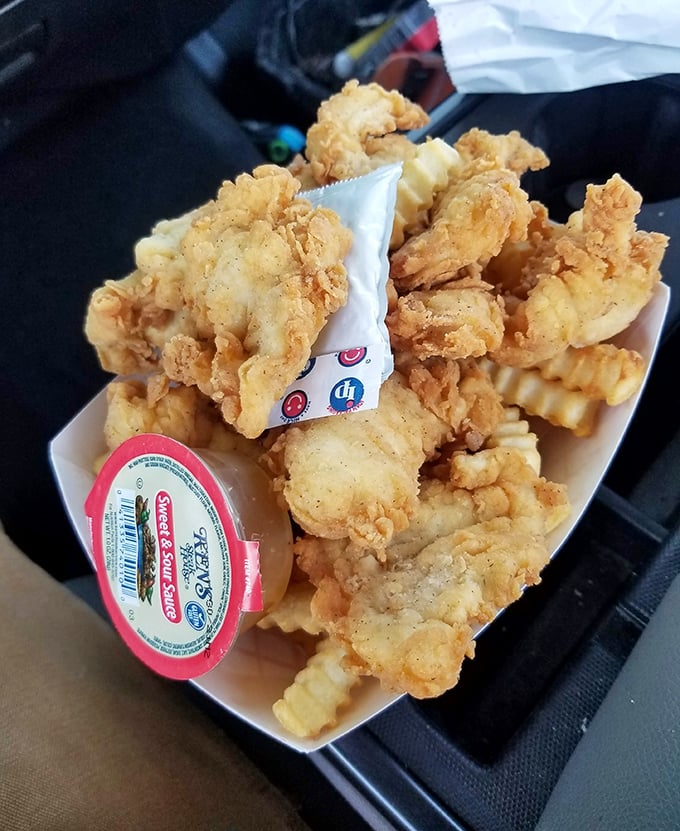 Golden, crispy, and utterly irresistible. This chicken basket is giving Colonel Sanders a run for his money, Maine-style!
