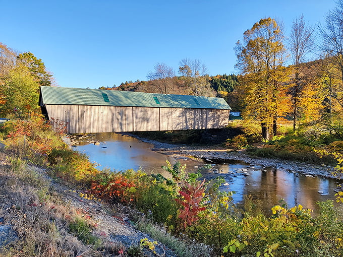 Lincoln Covered Bridge: Where history and engineering meet for a romantic rendezvous. It's like the Notebook, but with more timber.