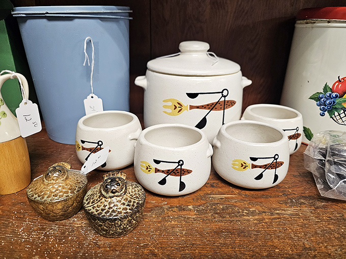 Who knew beans could be so stylish? This retro set is serving up nostalgia with a side of '70s flair.