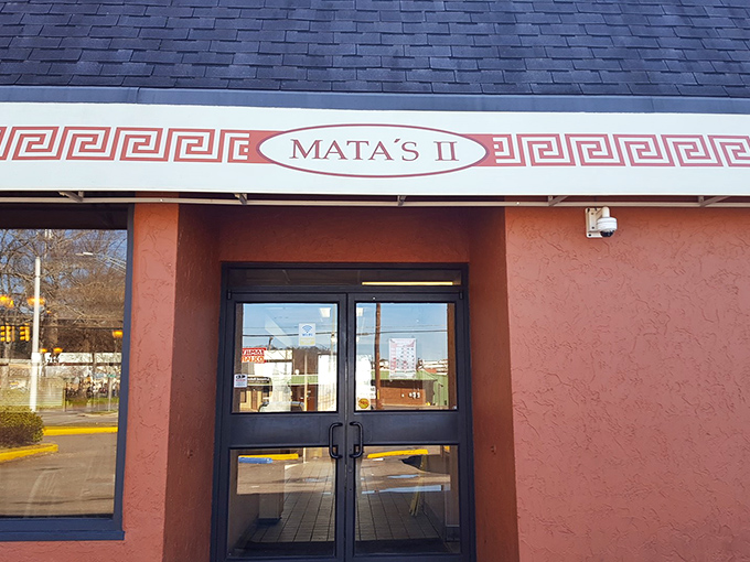 Mata's II: Where Greek meets grinder in a pizza lover's paradise. This unassuming spot is full of Mediterranean magic.