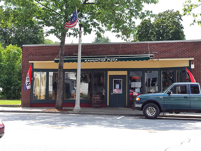 Ramunto's Bennington: Where sports bar meets pizza heaven. It's like your favorite pub and Italian nonna joined forces.