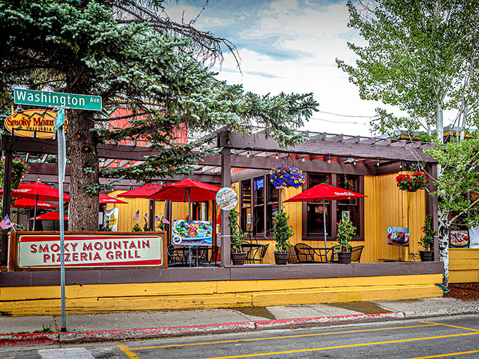 Smoky Mountain Pizzeria & Grill: Where apr&eacute;s-ski meets appetite! This Ketchum gem serves up slices with a side of mountain charm.