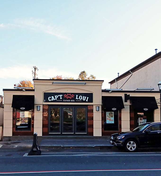 No frills, all thrills at Cap't Loui. Dive into bags of spicy, garlicky seafood &ndash; just don't wear your Sunday best!