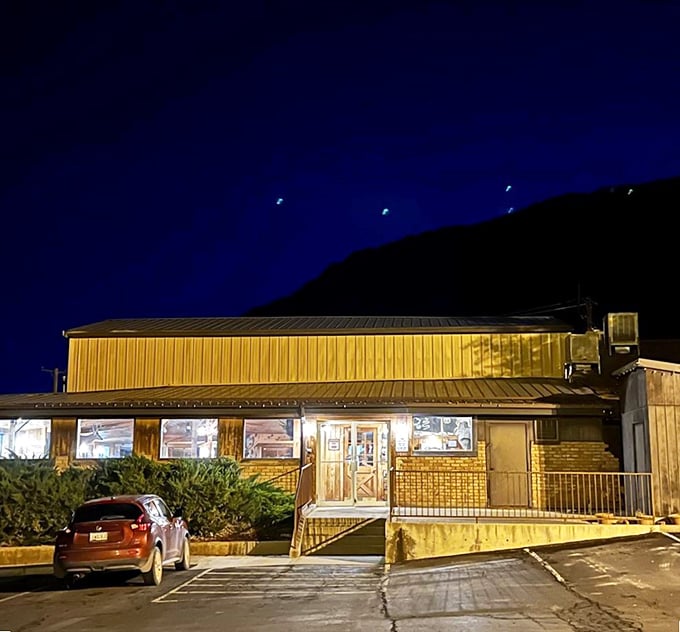 By day, a quaint eatery. By night, a beacon for beef lovers. Rusty's is always ready to rustle up a great meal.