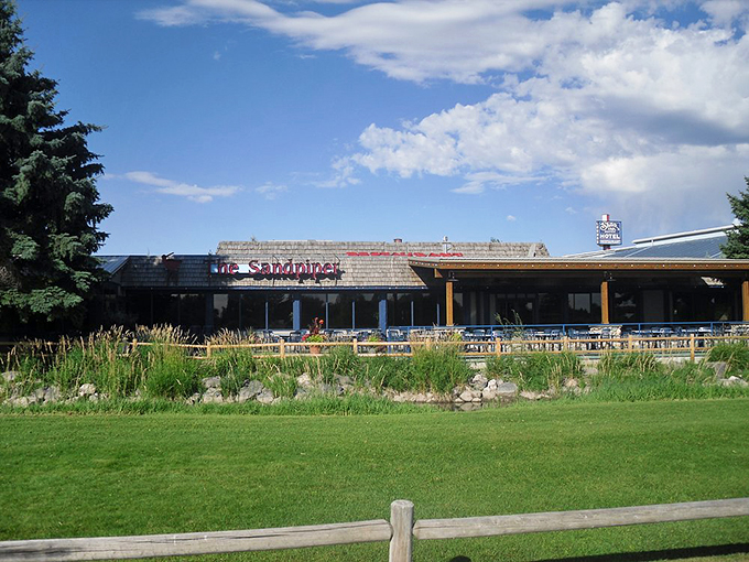 No sand, no problem! The Sandpiper's rustic charm turns Idaho Falls into a seafood lover's coastal getaway.