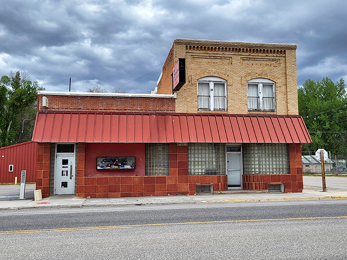 Step into a time warp of taste! Svilar's classic facade hints at the timeless flavors waiting inside. It's like "Back to the Future" for your taste buds!