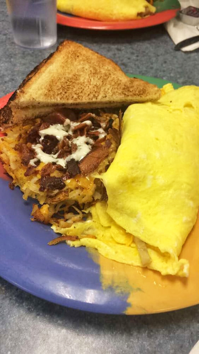 This omelet with loaded hash browns is the breakfast equivalent of a mic drop. Boom! Flavor explosion!