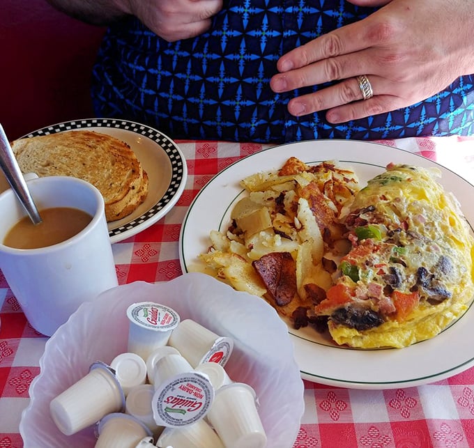When vegetables meet eggs on a red-checkered battlefield, everybody wins. Especially your taste buds and your doctor.