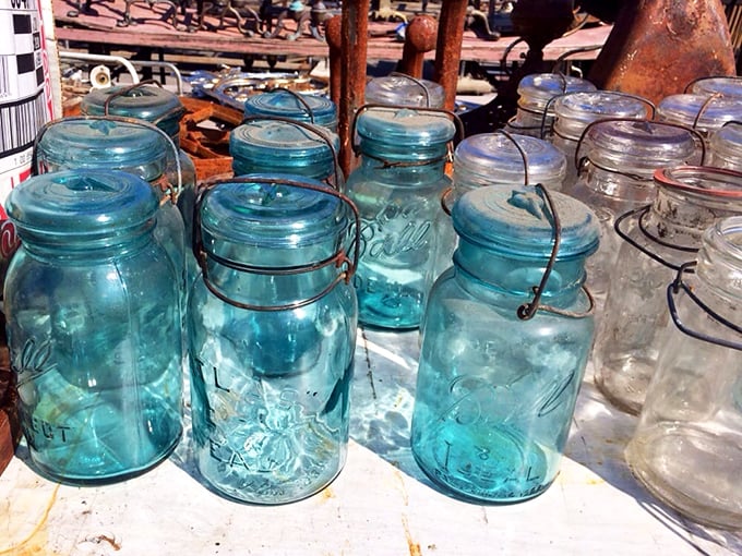 Blue Mason jars: perfect for grandma's pickles or hipster cocktails. Versatility never looked so vintage.