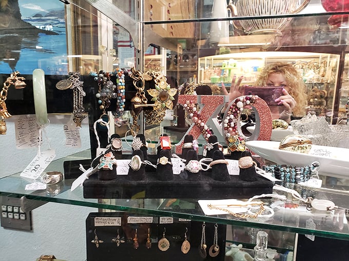 Sparkle and shine from bygone eras. Each piece of jewelry tells a story &ndash; time to start a new chapter!