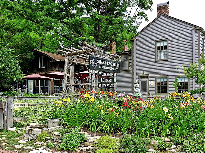 Shake Rag Alley: where creativity blooms alongside the daffodils. This artsy haven is like Hogwarts for the crafty Muggle set.