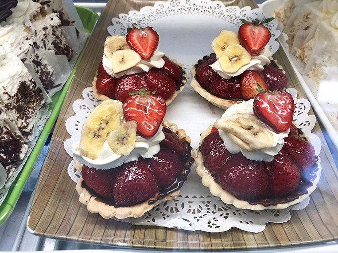 Strawberry banana tarts that look like they were crafted by Picasso himself. Who knew fruit could be so fancy?