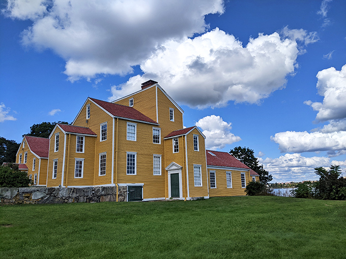 Talk about a yellow fever you actually want to catch! This sunny mansion is serving serious "Pride and Prejudice" vibes.