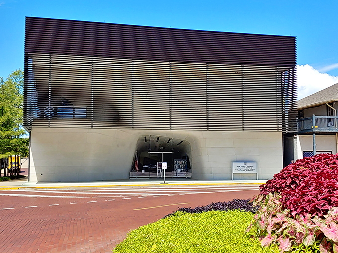 This sleek building is ready for its close-up. It's the architectural equivalent of putting on your Sunday best.
