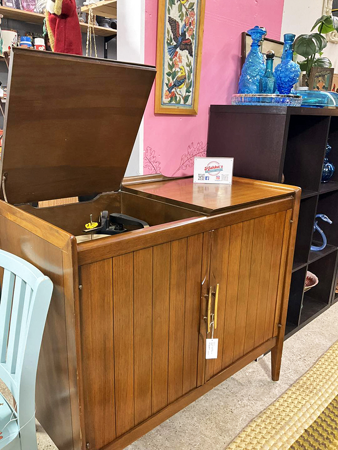 Vinyl enthusiasts, rejoice! This vintage player is ready to spin your favorite tunes and transport you back to simpler, groovier times.