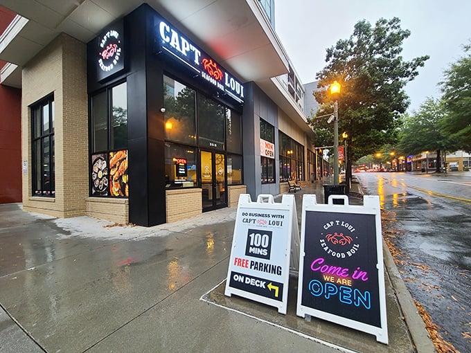 Landlocked but not luck-less! Cap't Loui brings the coast to Decatur with seafood boils that'll have you singing sea shanties.