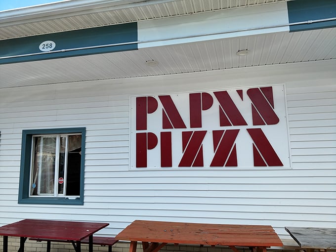 Papa's bold red lettering makes a promise that the pizza inside more than delivers. Simplicity never tasted so good!