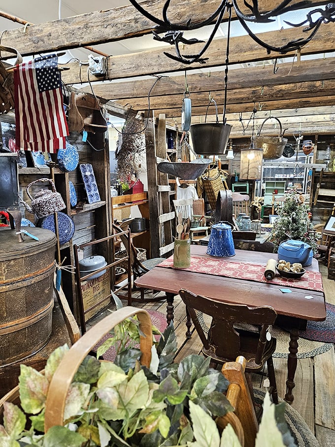 Rustic charm meets Americana! This setup looks like it's waiting for Norman Rockwell to immortalize it in a painting.