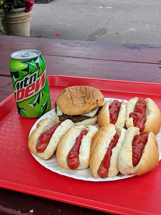 Who needs a fancy five-course meal when you can have this? Simple pleasures, maximum satisfaction – that's the Gus's way.