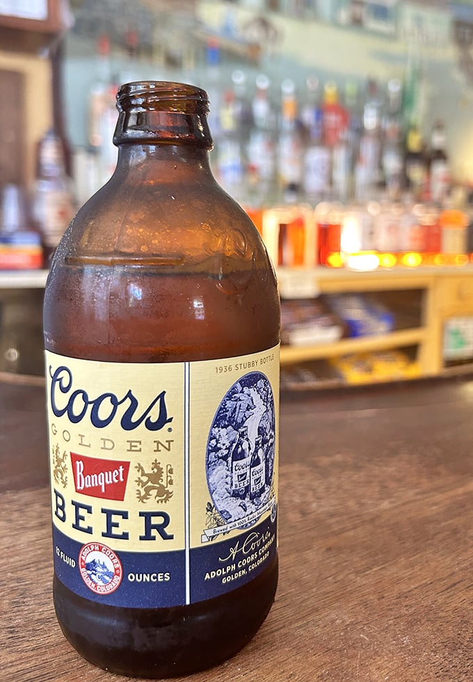 Cheers to tradition! This Coors Banquet stubby is like a liquid high-five from the Rocky Mountains themselves.