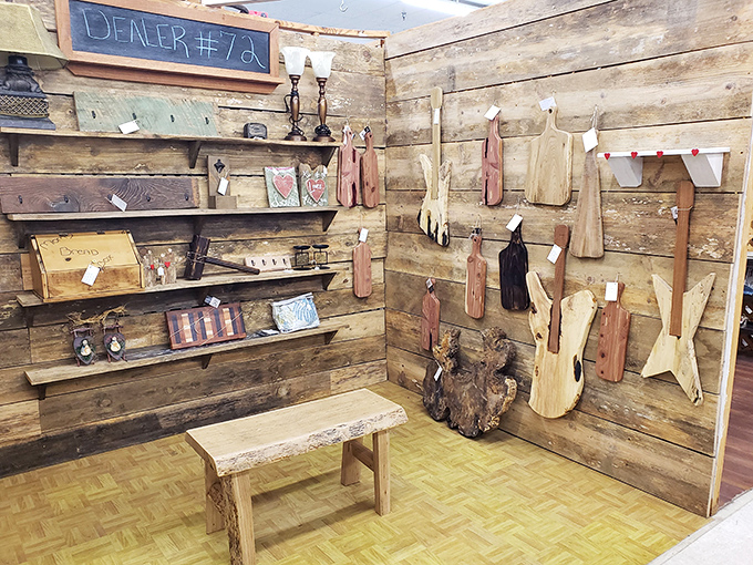 Rustic chic or modern farmhouse? Why choose? This booth has enough weathered wood to build a Pinterest-perfect cabin.