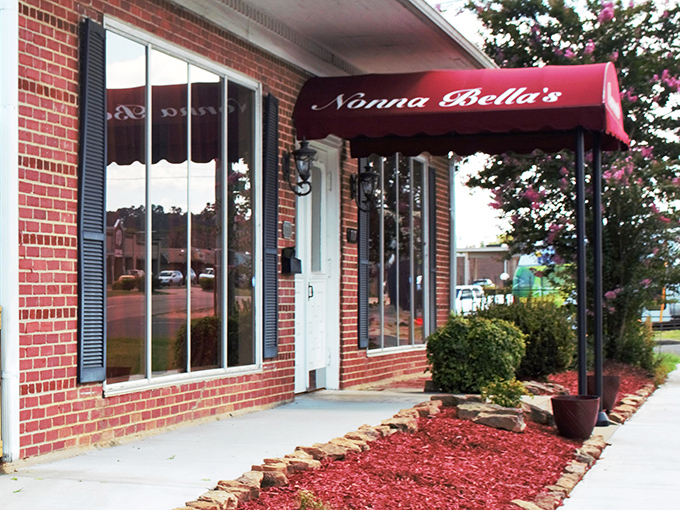 Nonna Bella's Pizzeria: A slice of Italy in Rusellville! This charming facade is like a postcard from the old country.