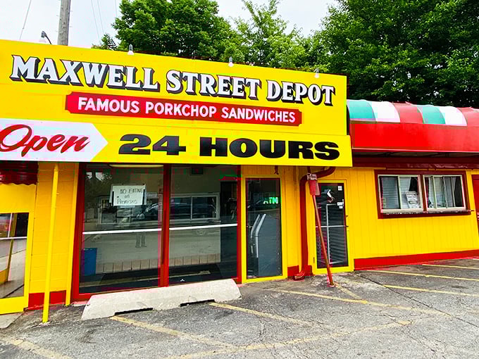 Open 24 hours, because fish waits for no one. Maxwell Street Depot: where pork chops and fish fillets live in perfect harmony.