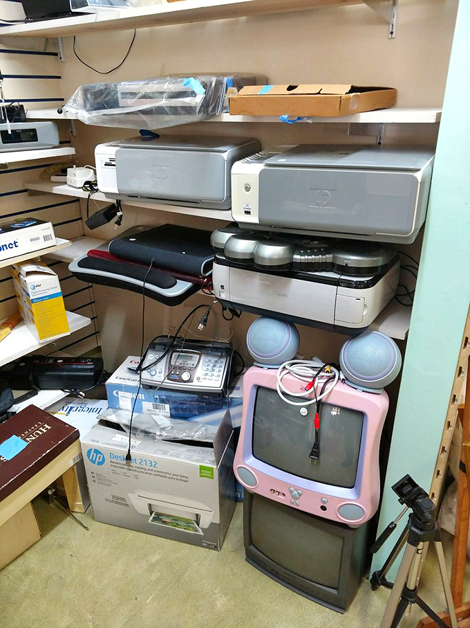 Tech time capsule! A graveyard of gadgets or a goldmine of retro tech? Either way, it's a nostalgic nerd's dream come true.
